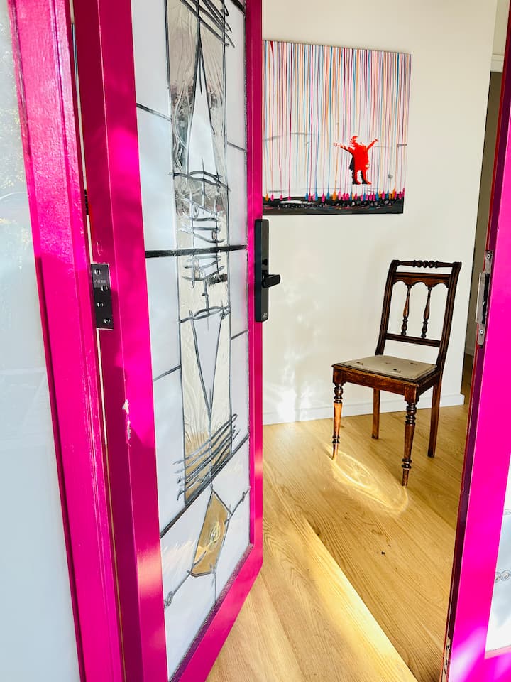 Crimson Haus | Bauhaus & Forest Retreat, 2br/1.5ba - Box Hill