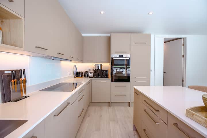 Perfect Booking | Large Home With Driveway Parking - Chatham