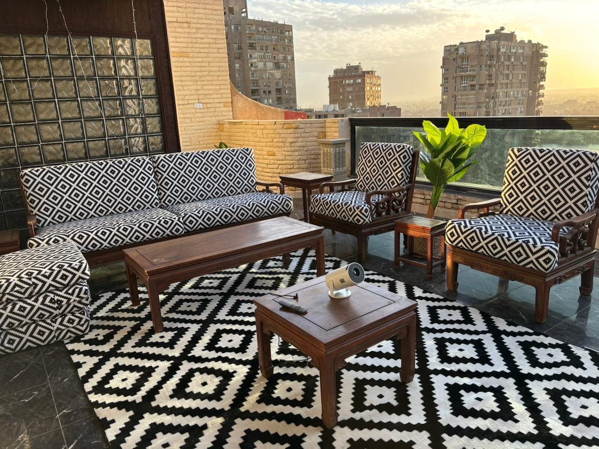 Vue imprenable sur le Nil et les pyramides – Centre du Caire ...