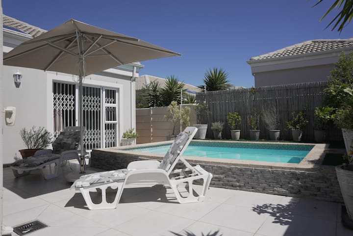 Coastal Family Retreat With Pool & Chef’s Kitchen - Parklands