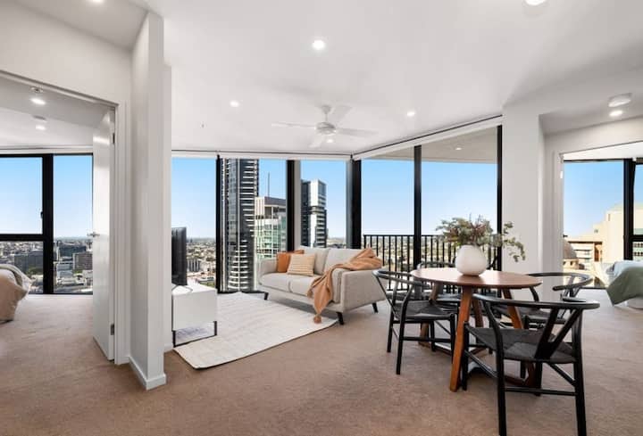 Elegant City Escape | River & Story Bridge Vista - Spring Hill