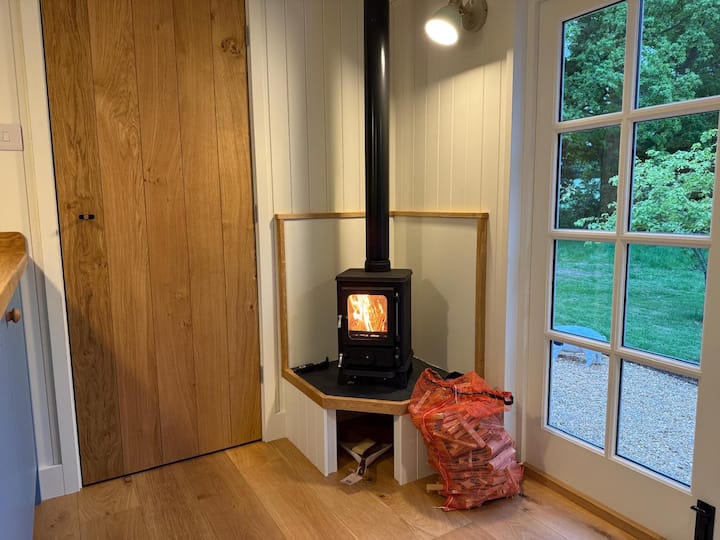 Shepherds Hut With Hot Tub In A Private Paddock. - Horsham