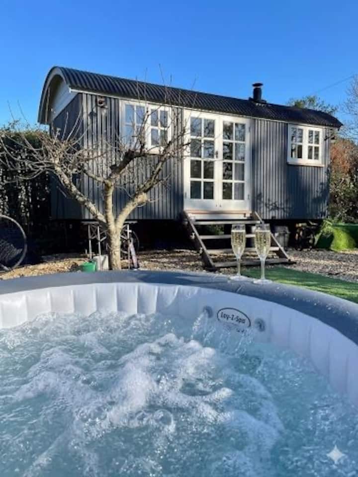 Shepherds Hut With Hot Tub In A Private Paddock. - Horsham, UK