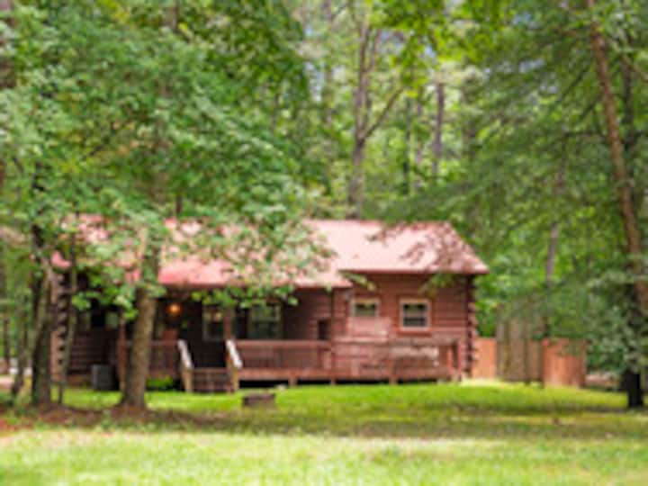 Rustic Romance Cabin - Bismarck, AR