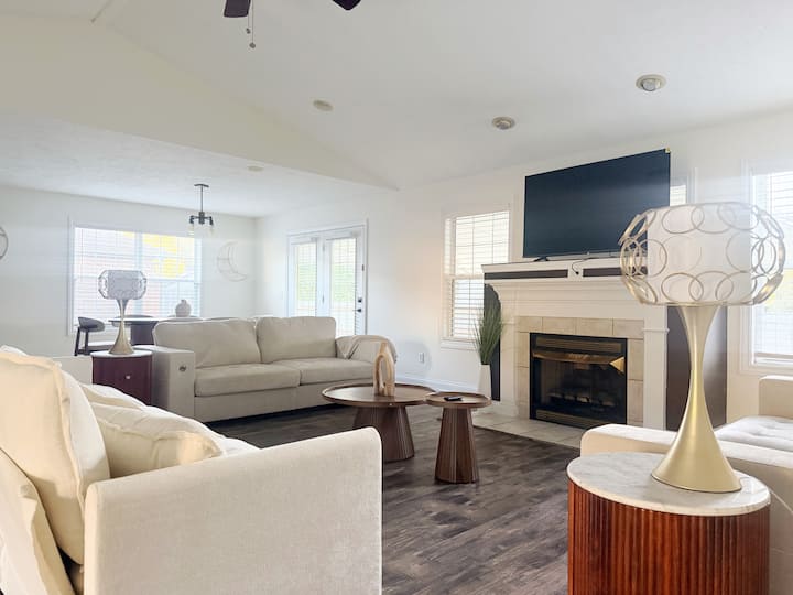 Bramblewood Home - 3bd/2br Spacious Northside Home - エバンズビル, IN