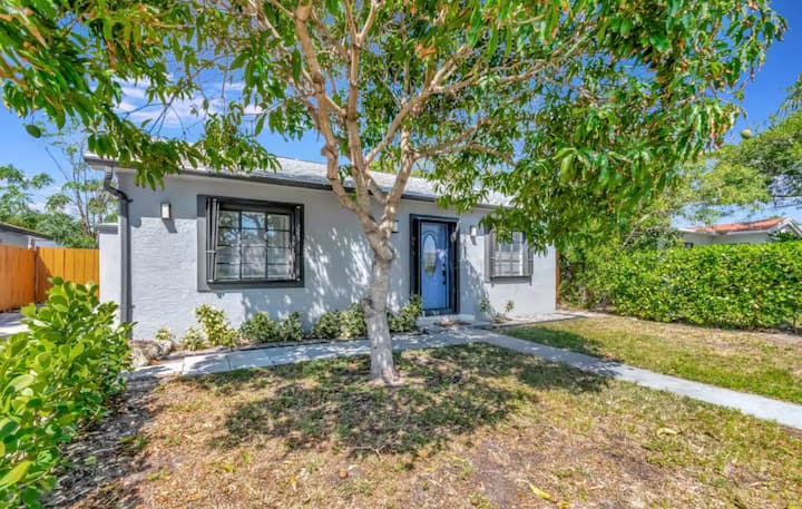 Pet-friendly Cottage | Walk To Water + Dt - Lake Worth, FL