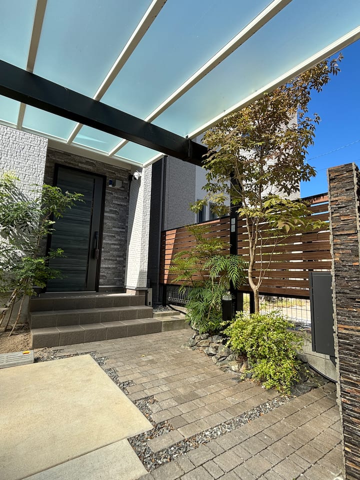 都会の鼓動を感じながら、静寂にまどろむ。モダン建築を独り占めする贅沢な一棟貸し！【あかりAkari】 - Fukuoka