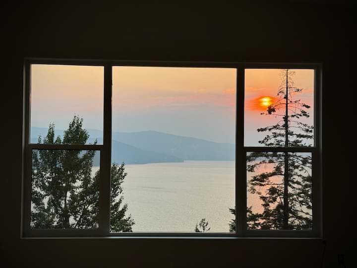Hygge Hideaway - Breathtaking Lake View + Hot Tub - Hope, ID