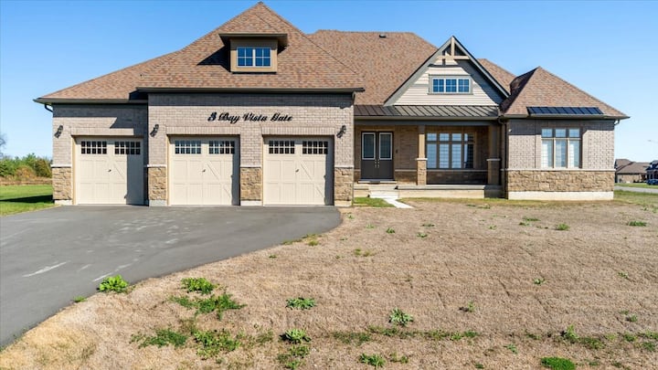 Modern Bay Vista Getaways - Prince Edward