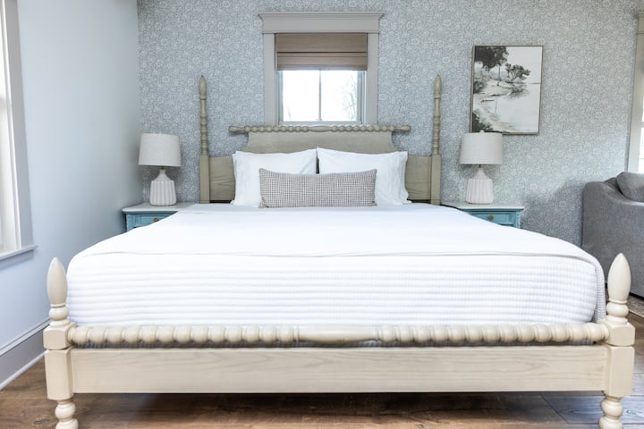 05 Magnolia Room / On-site Parking / Kitchen / Ada - St. Augustine, FL