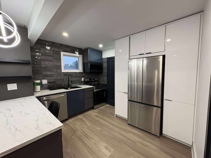 Peaceful Modern Suite - University of Windsor