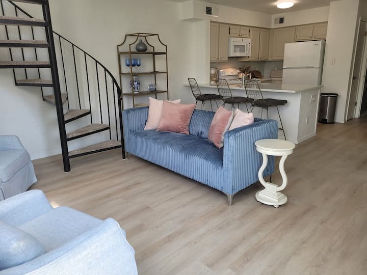 Well Appointed Pool Side Condo With Loft - Oklahoma