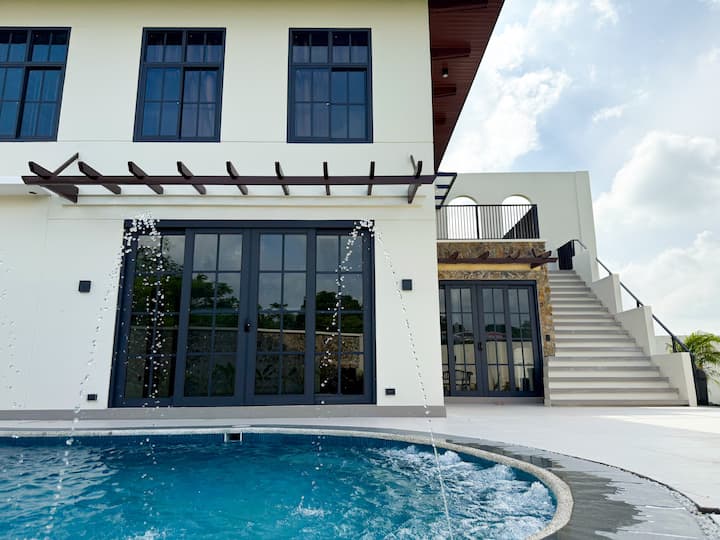Spacious Poolside Getaway - Adaia Private Villa - Tarlac City