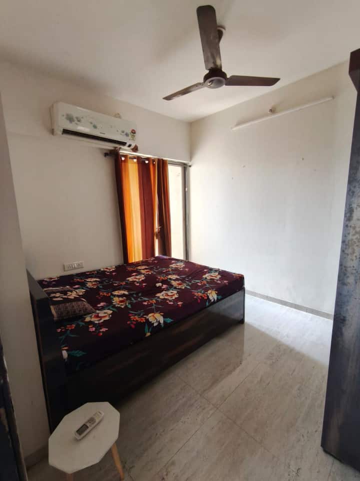 Private Room In A 2bhk Apartment At Kasarvadavali - Thane