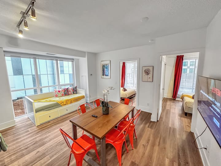 Prime 3 Bedroom Facing Cn Tower | Free Parking - Toronto, ON