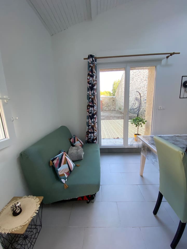 Cette Maison Est Située Dans Le Centre Du Village - Mayenne