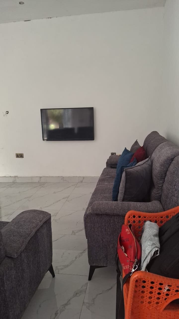 Chez Guy Et Georgette Kinzonzi. 2 Bedroom House - キンシャサ