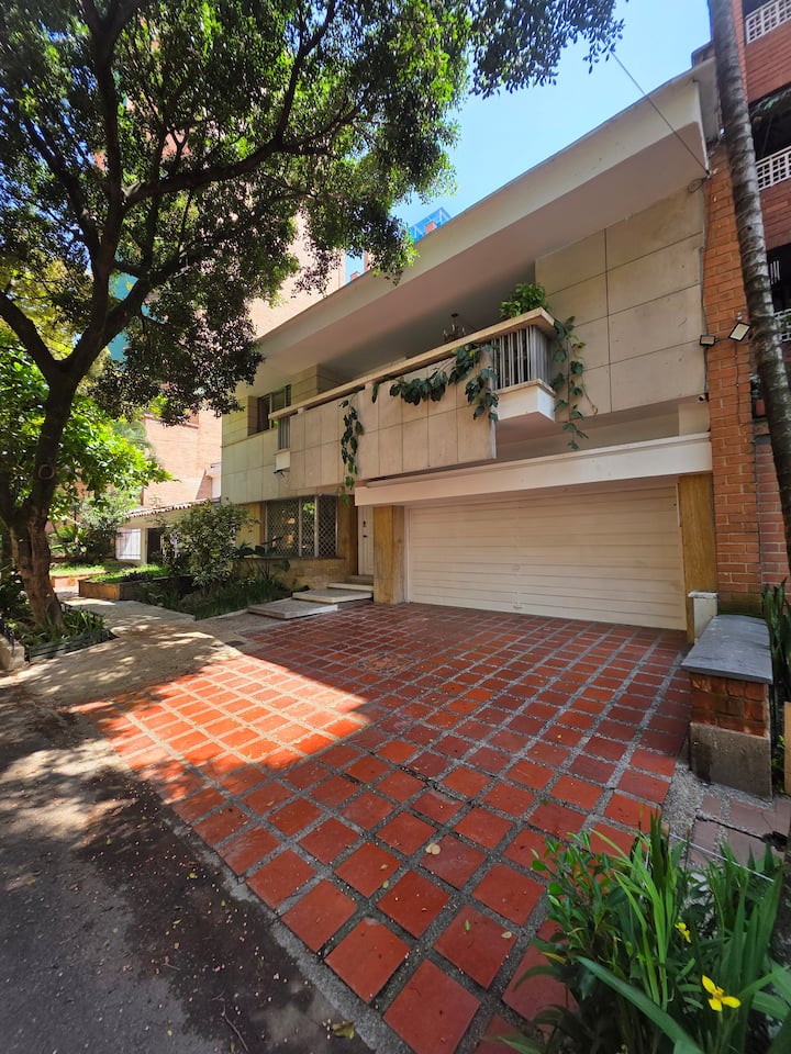 Fiorentina Big House 8br In Laureles - Medellín