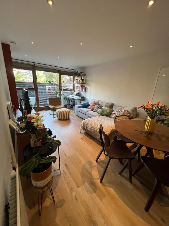 Stunning & Stylish 2-bedroom Flat W/ Garden - Londen