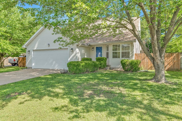 Logan Lodge: *Pool House* 4 Beds 3 Bathrooms - Joplin, MO