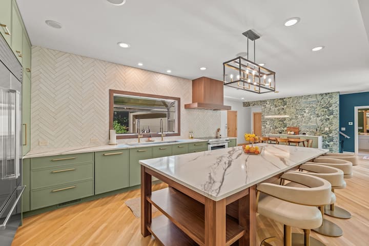 Exquisite 4 Bedroom W/ Pool & Spacious Living Room - Greensboro, NC