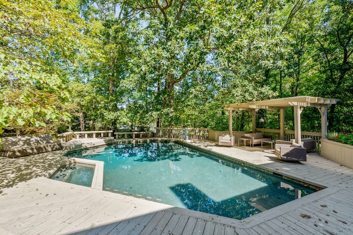 Exquisite 4 Bedroom W/ Pool & Spacious Living Room - Lake Higgins