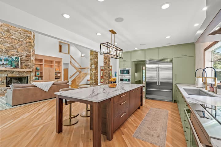 Exquisite 4 Bedroom W/ Pool & Spacious Living Room - Greensboro, NC