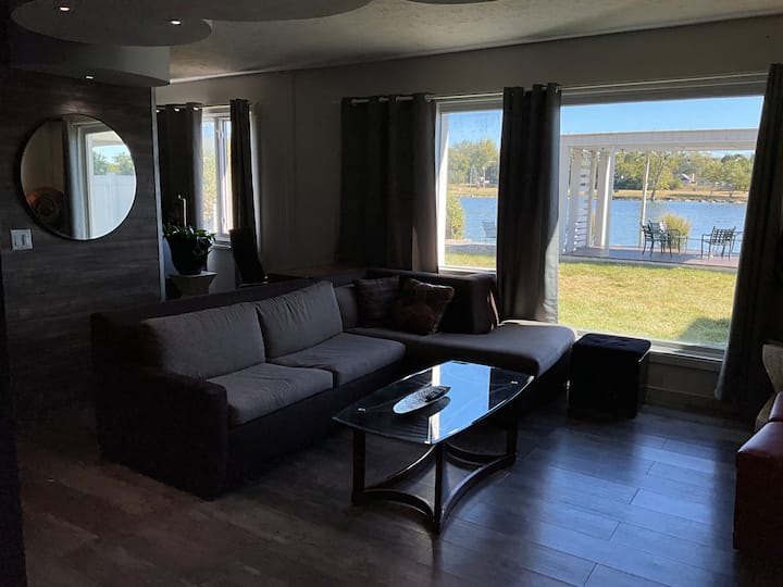 Cozy Riverfront Home - Rockford, IL