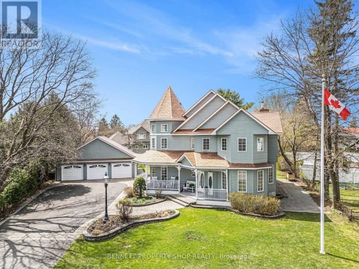 Exclusive Estate W. Wraparound Balcony & Pooltable - Ottawa