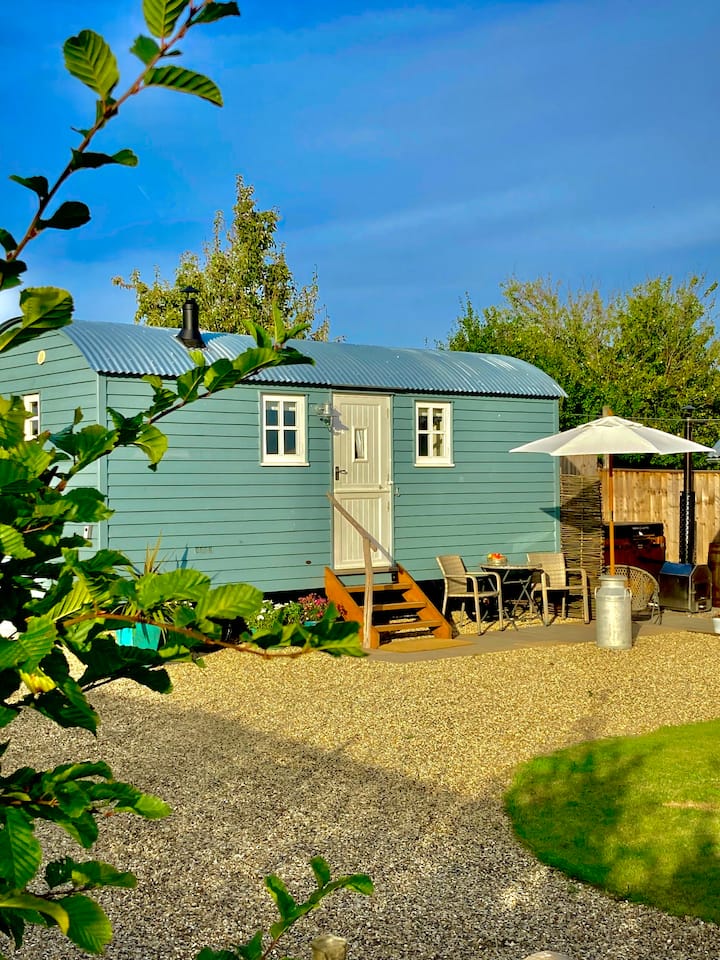 “Dolly” Shepherds Hut - Suffolk