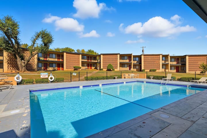 Cozy *Pool Apt Mins To Mercy *Hospital & Ou Health - Oklahoma City, OK