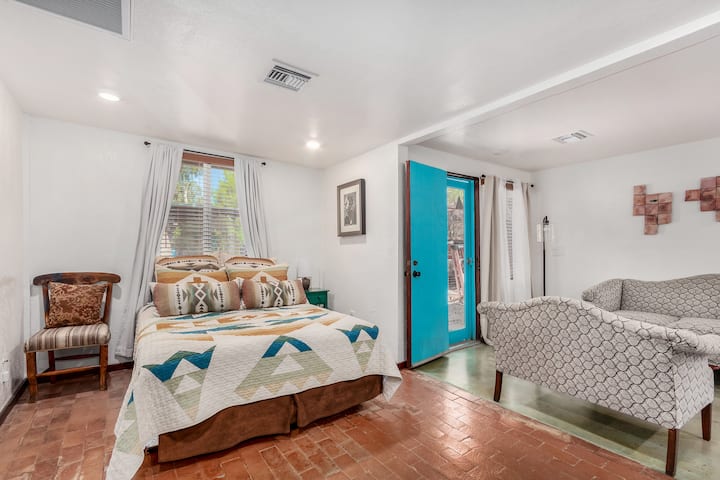 Amparos Hideaway In Pollys Forest - Tucson, AZ