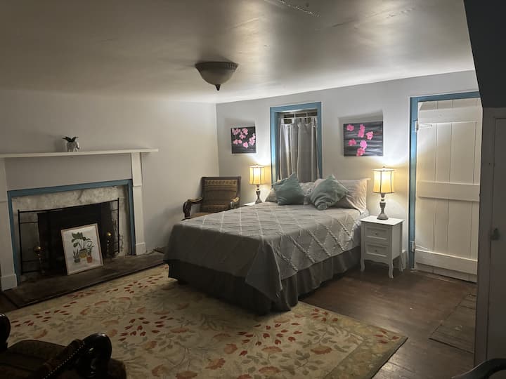 Old Country Farmhouse In The Middle Of 100 Acres! - Middleburg, VA