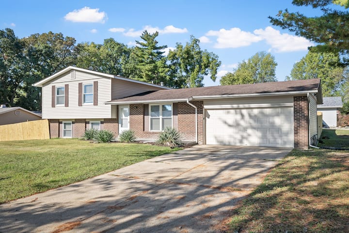 Blair's House Cozy 3 Bed 2.5 Bath Home W/sleeper - Chesterfield, MO