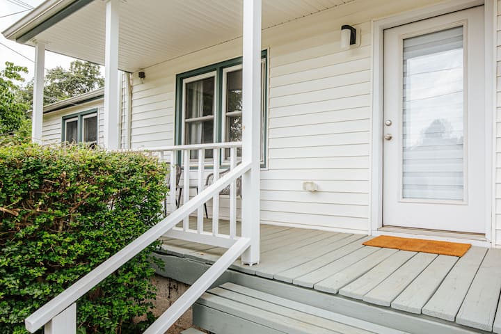 Fully Furnished, Move-in Ready Studio Apartment - Charlottesville, VA