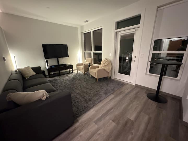 Modern 1br Apt | Chagrin River Walk W/ Pool View - Willoughby, OH