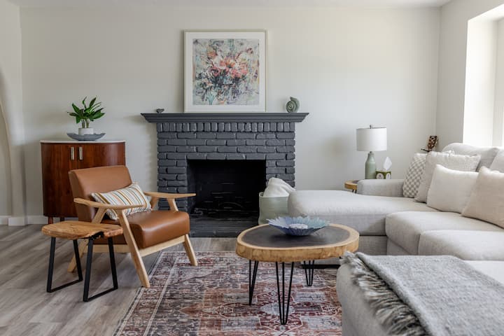 *New* West Hills Gem | King Bed | 72" Tv's | Patio - Los Angeles, CA