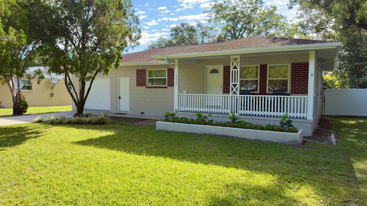 The Little Porch House - Garden Grove, FL