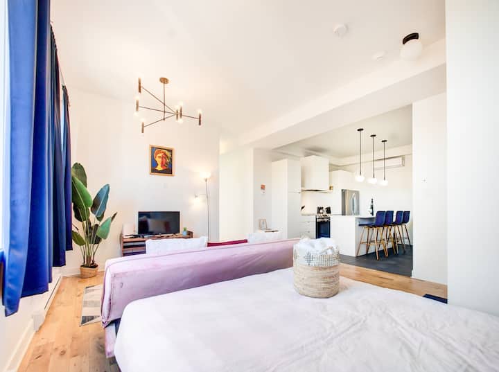 Ciel Bleu Studio: Contemporary Living In Dt Mtl - Lasalle