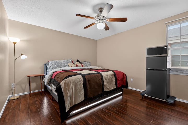 Justin Comfortable 1st-floor King Room | Sleeps 3 - Roanoke, TX