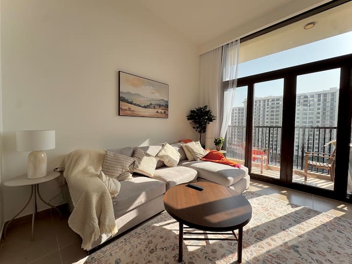 2 Bedroom Sunlit & Modern Apartment At Town Square - Dubai