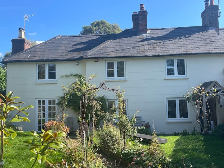 Cosy Countryside Cottage, Village Location - Alton