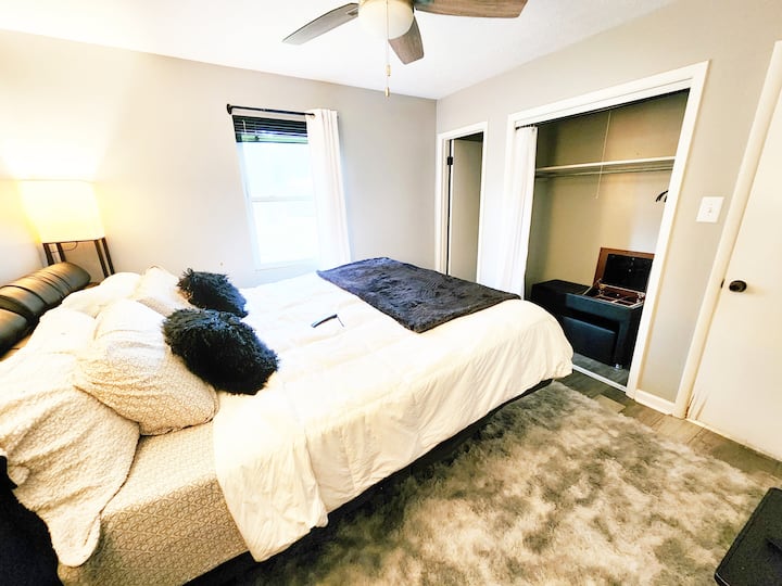 Vibe 3: King Bed & Private Bath, Wfh, Smart Lock - Wilmington Island, GA