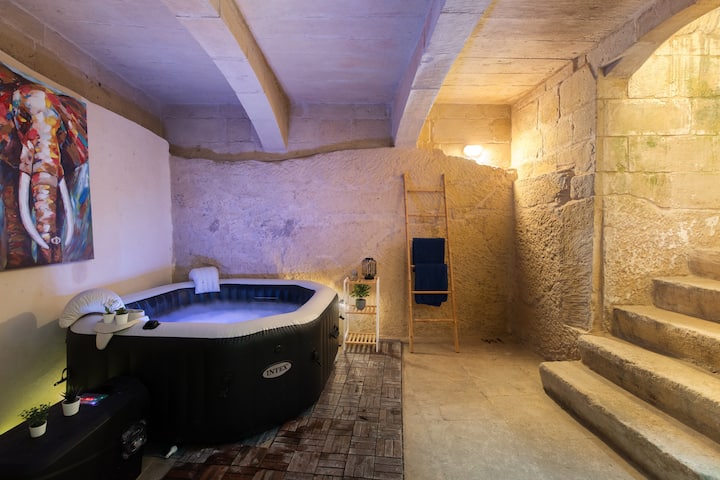 Traditional Maltese 2br W/ Hot Tub – Near Valletta - Valletta