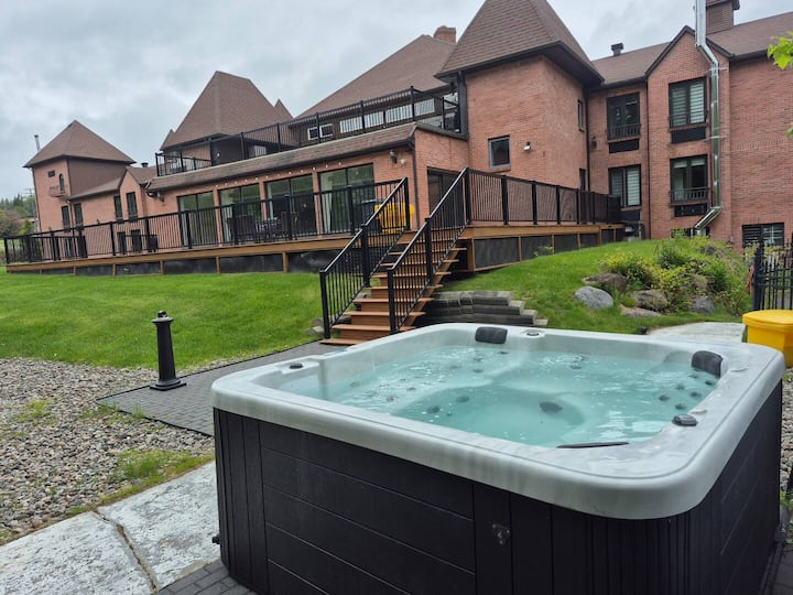 Appartement Confortable +Piscine +Spa +Sauna +Gym - Laurentides