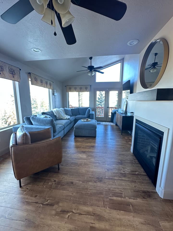 The Cozy + New, Best View Cabin! - Brian Head, UT