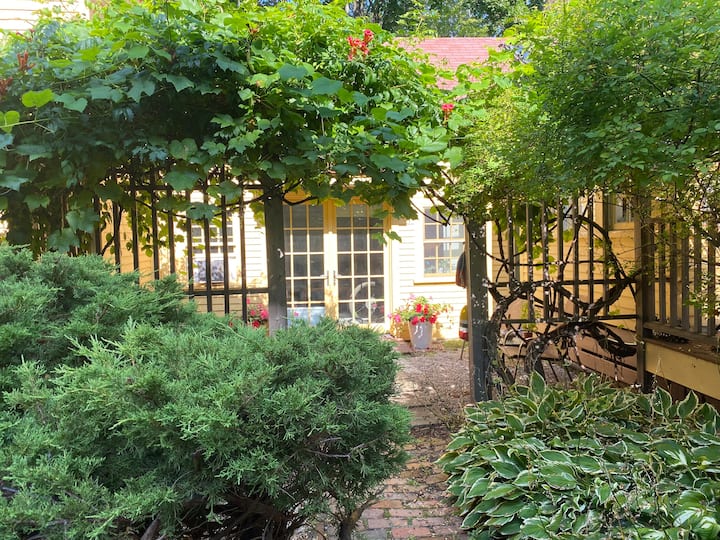 Charming Carriage House Apartment - Portsmouth, NH
