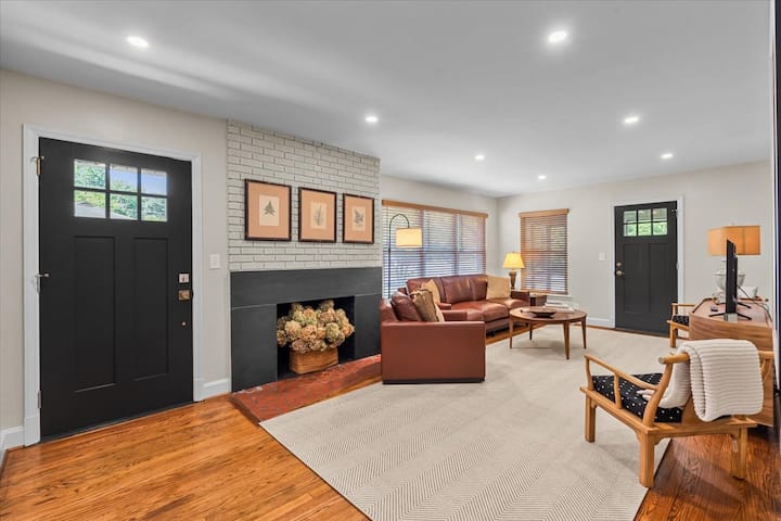 College & Market Retreat – Comfy One-level Home - High Point, NC