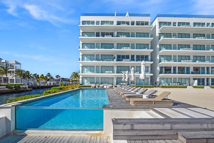 Modern Penthouse W/ Rooftop Pool & Ocean Views - Nassau