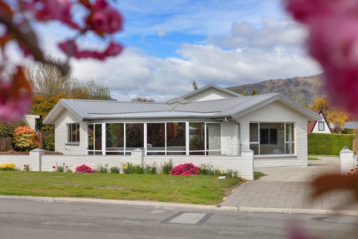 Lara's Lake And Mountain Escape - Wanaka